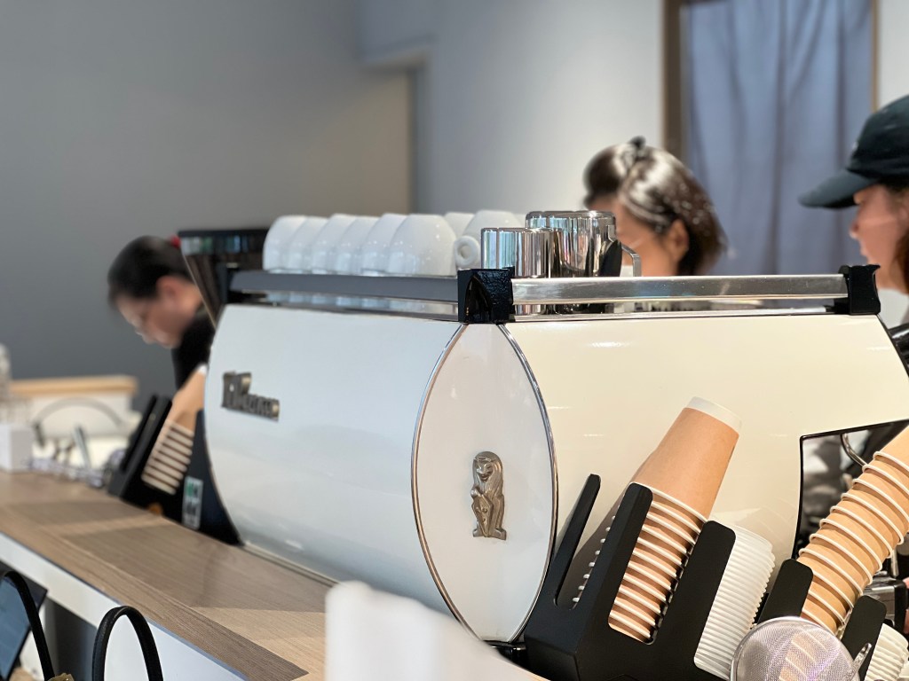 Fly Cafe 敦北店｜蒼蠅哥強勢回歸！台北人氣肉桂捲必吃推薦 - 品嘗 ‧ 日常 — 為你的生活提案